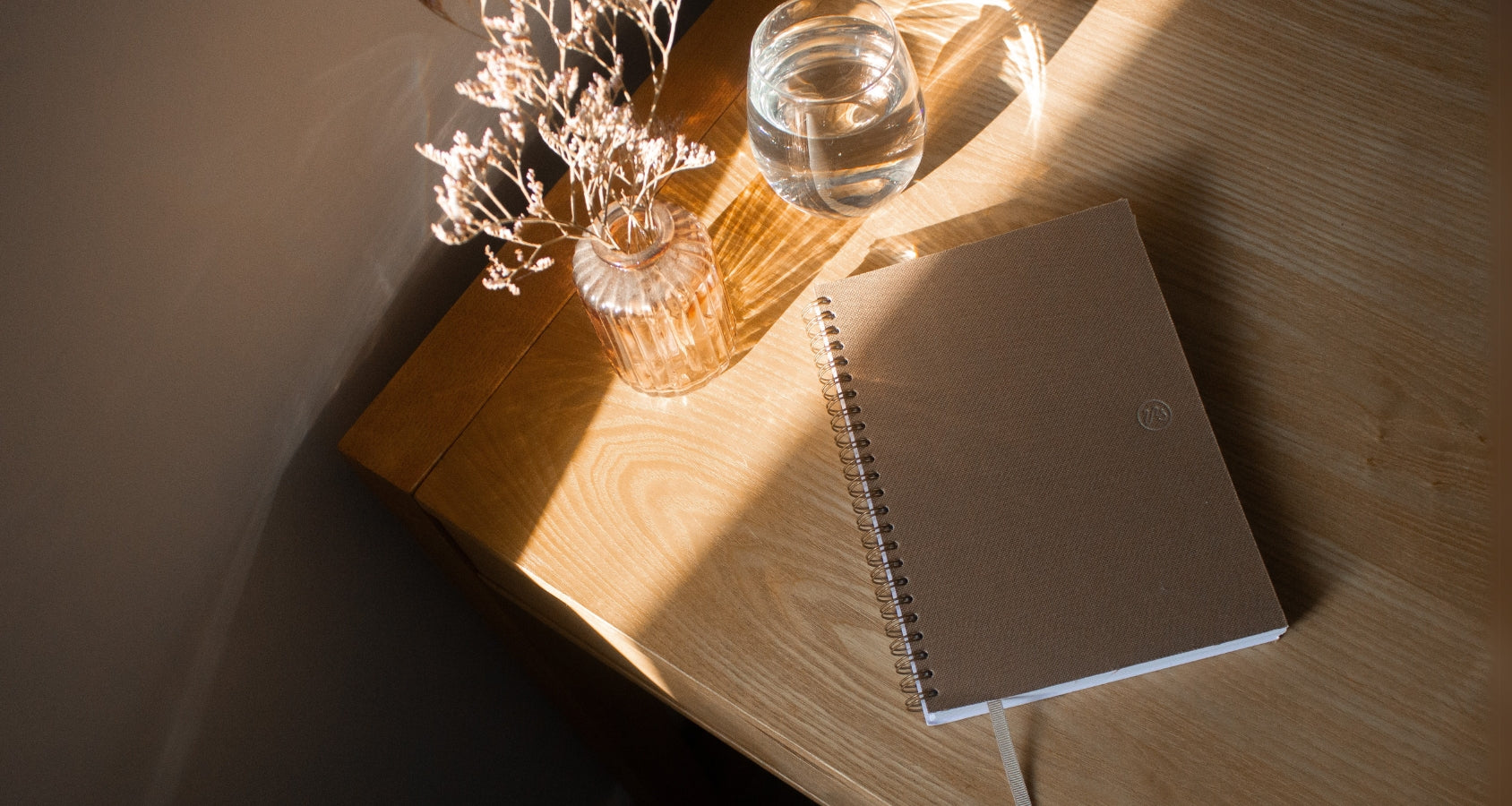 Your Desk Decluttering Guide: How to Organise Stationery Like a Pro ...